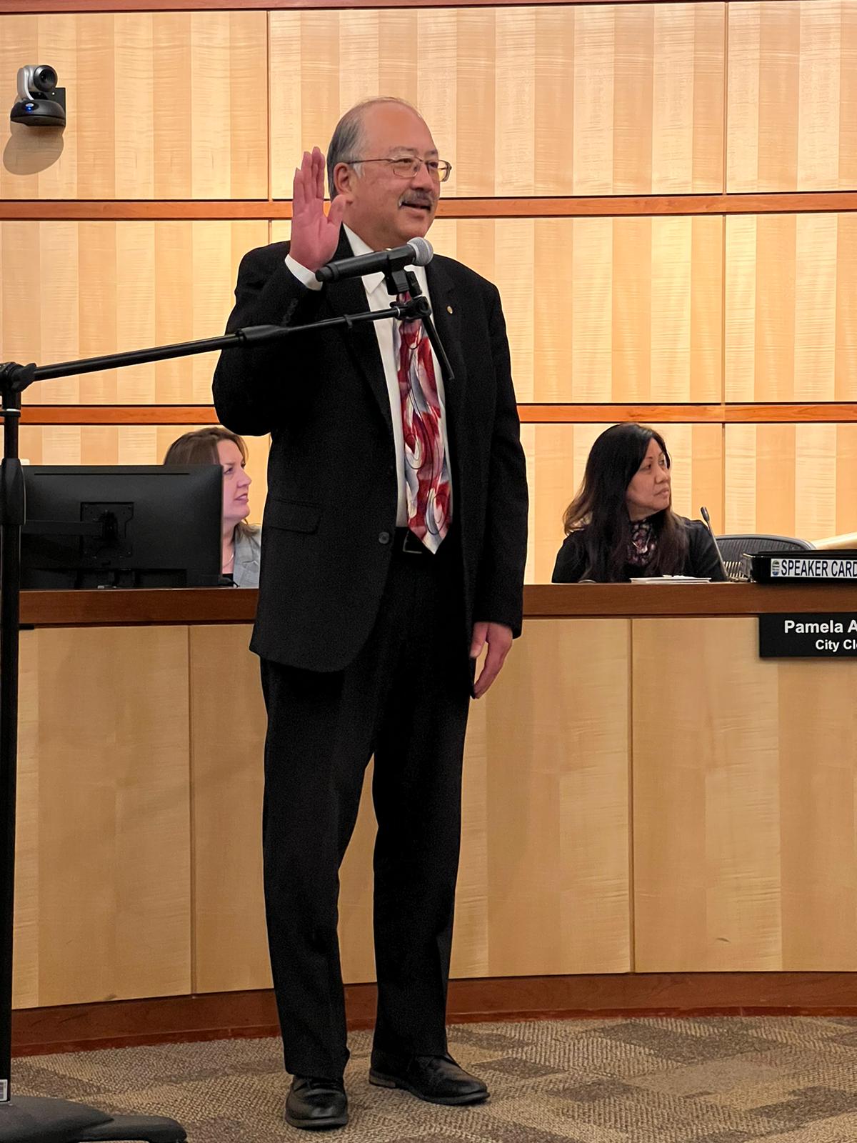 Jeff Gee becomes the new mayor of Redwood City